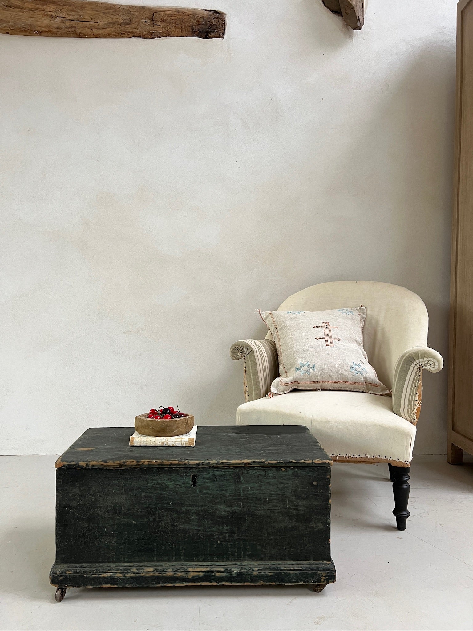 Small Victorian antique chest on castors – Home Barn